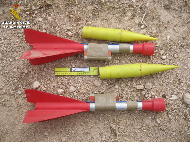 Desactivan dos cohetes granífugos y cinco pirotécnicos encontrados en ...