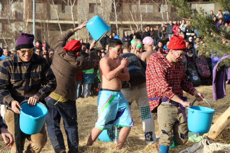 Ensurt al Carnaval d'Encamp en cedir la barana d'entrada a la sala de ...