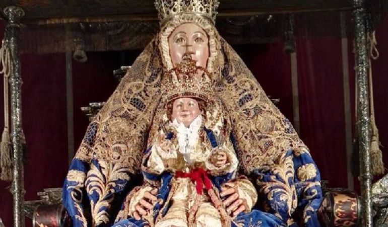 Primera salida de la Virgen de los Reyes tras su última restauración ...