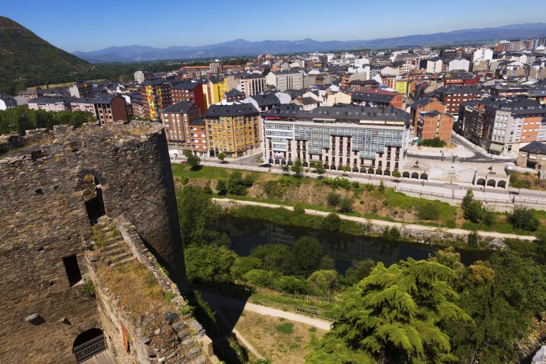 Las visitas turísticas a Ponferrada crecen en un 21% en verano | Radio ...