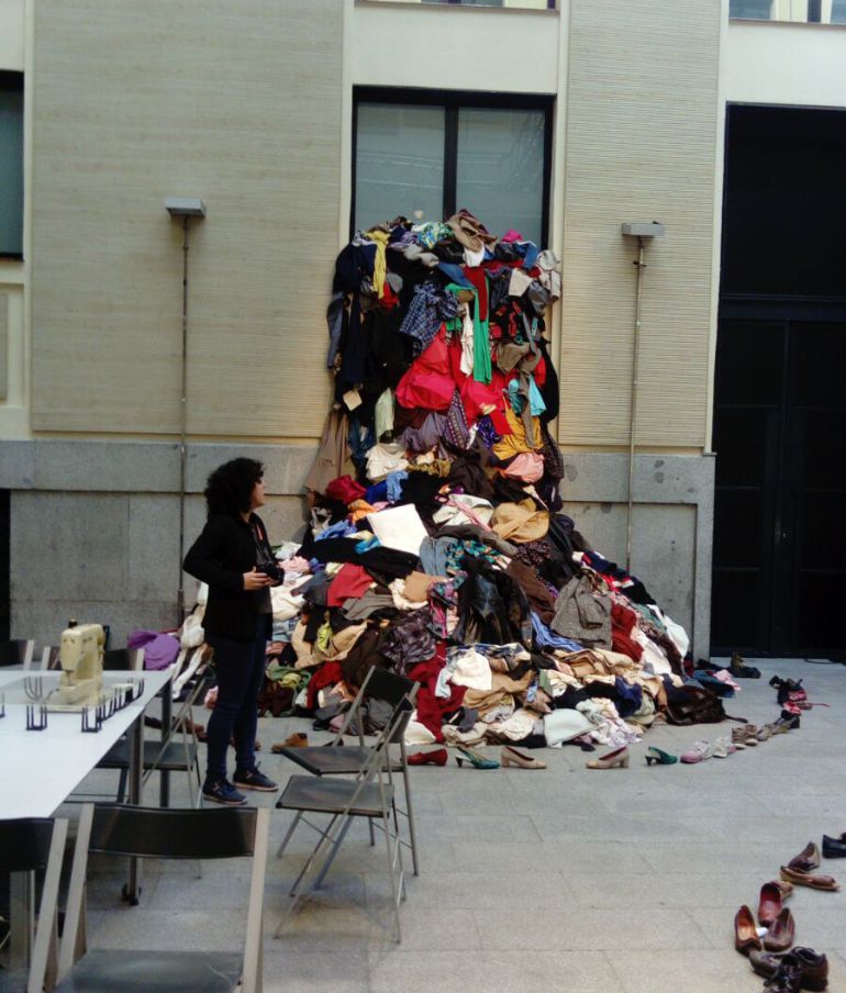 Una montaña de ropa revolucionaria | Radio Madrid | A vivir Madrid ...