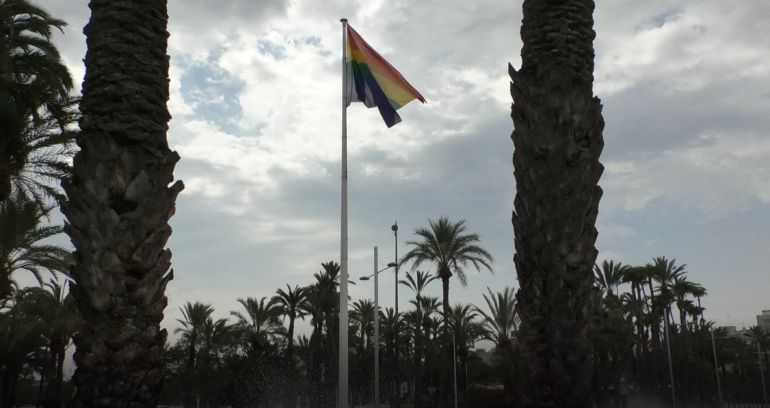 La bandera del Orgullo ondea en Elche | Radio Elche | Actualidad ...