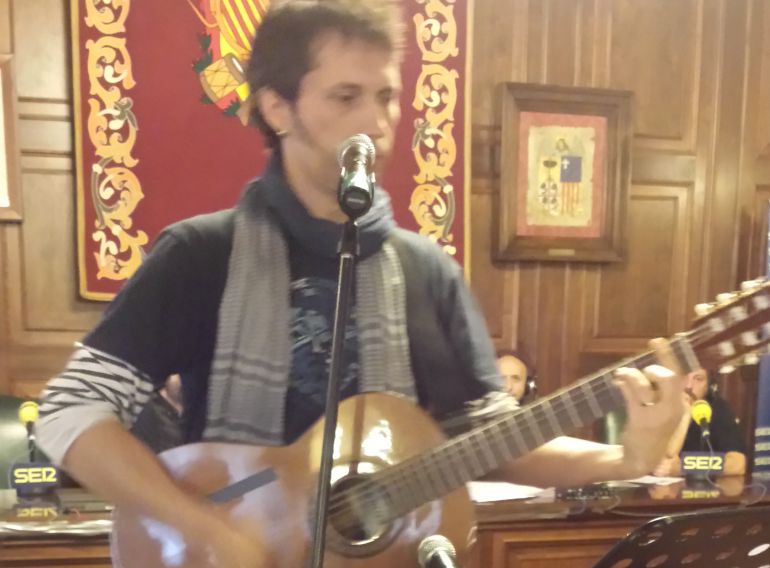 David Angulo le canta al amor...con mucho humor | Hoy por Hoy | Cadena SER