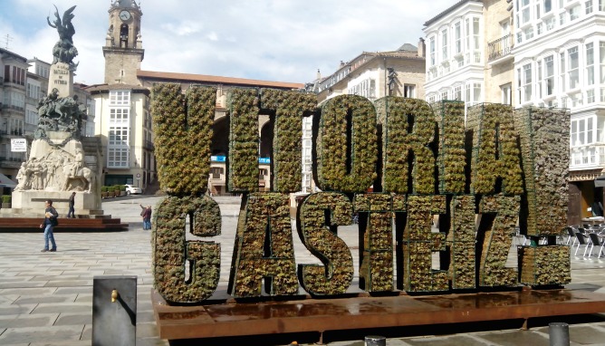 Hierba en lugar de musgo para la escultura 'green' | SER Vitoria ...