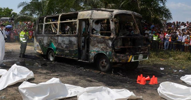 Al menos 30 niños mueren quemados en un incendio de autobús en Colombia ...