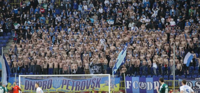 Heridos varios aficionados del Saint Etienne tras una pelea masiva con ultras del Dnipro ...