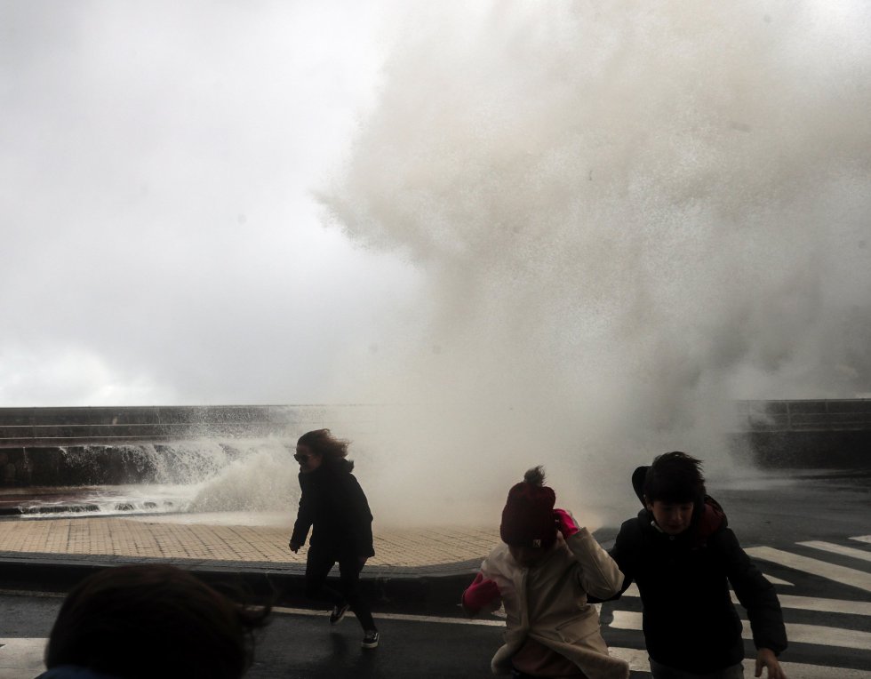 Olas de 10 metros y vientos de 120 km/h: las imágenes del temporal 'Bruno' en España ...
