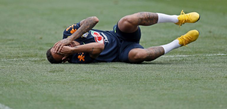 Neymar: Los minutos en el suelo y el "mal ejemplo" de Neymar | Deportes ...