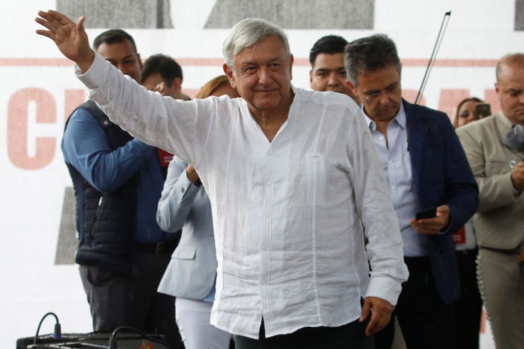 AMLO: López Obrador responde con un beso a la pregunta de una ...