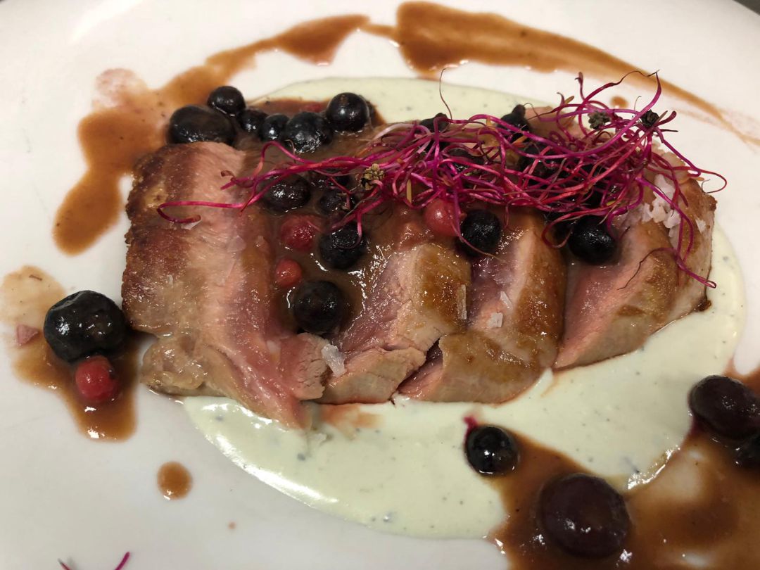 Pluma de cerdo ibérico sobre crema de queso Valdeón y jugo de frutos ...