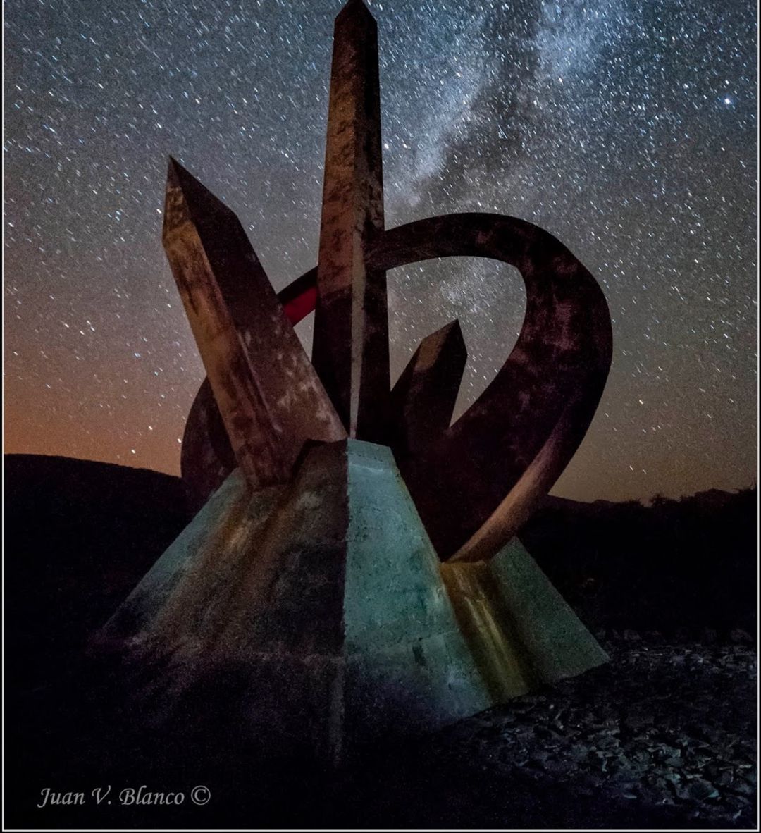 Monumento al infinito, las banderas del cosmos. El legado de Manrique ...