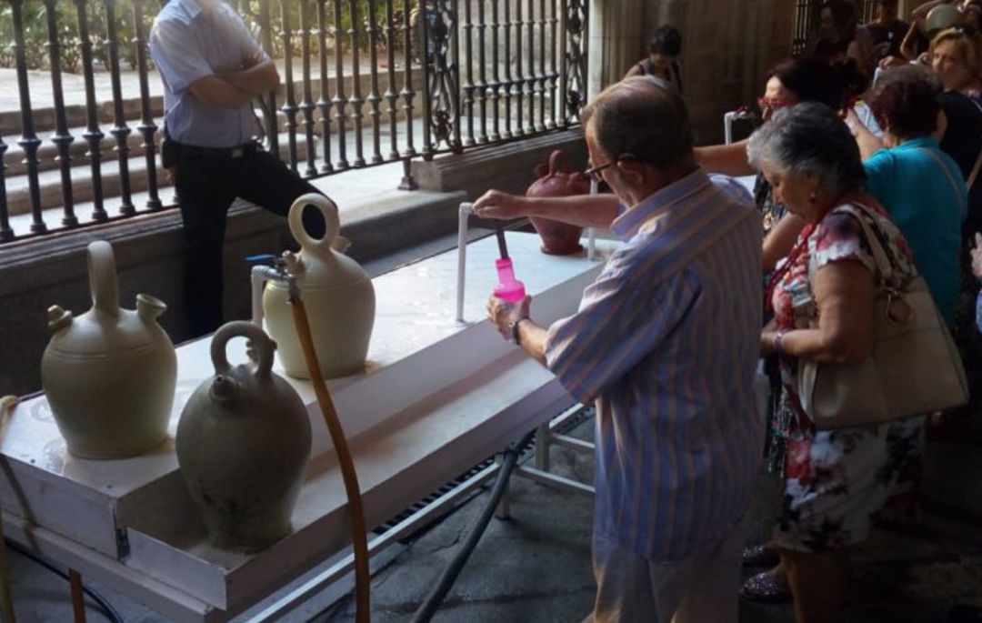 Beber del botijo: cinco siglos de tradición en Toledo al llegar el 15 ...