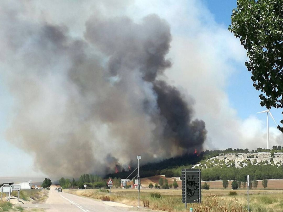 Los bomberos voluntarios sofocan un incendio en una carpintería de ...