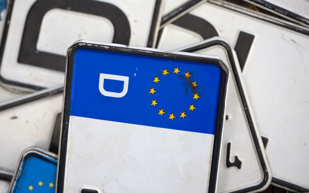 Color matrícula: ¿Por qué los coches llevan matrículas de distintos ...