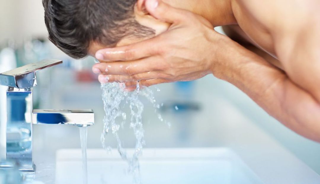 El doctor Laborda recomienda una correcta higiene ocular para evitar el contagio del coronavirus ...