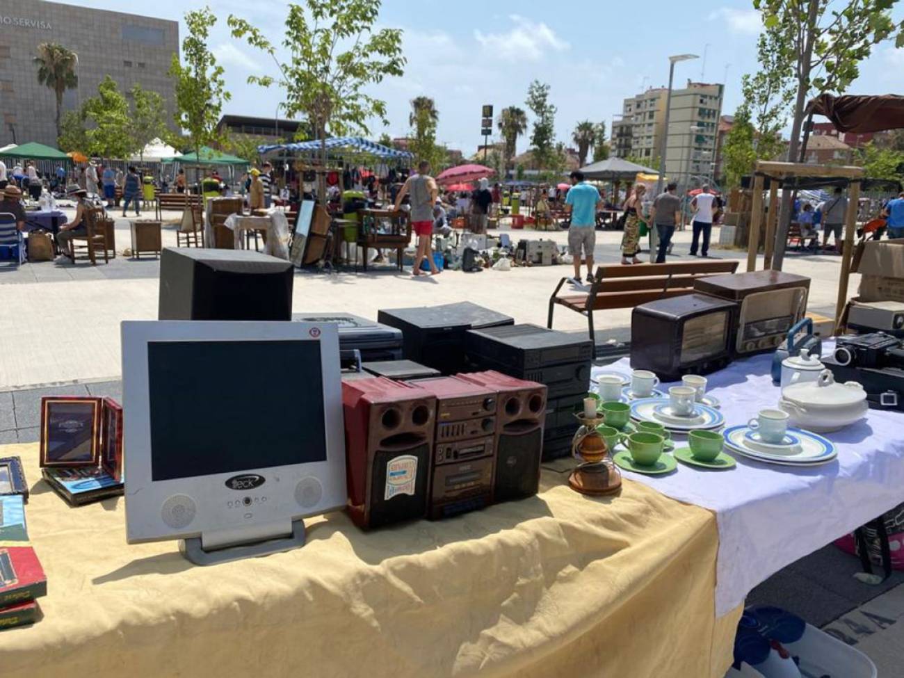 El Rastro vuelve a su nueva ubicación en el parque de Tarongers y ...