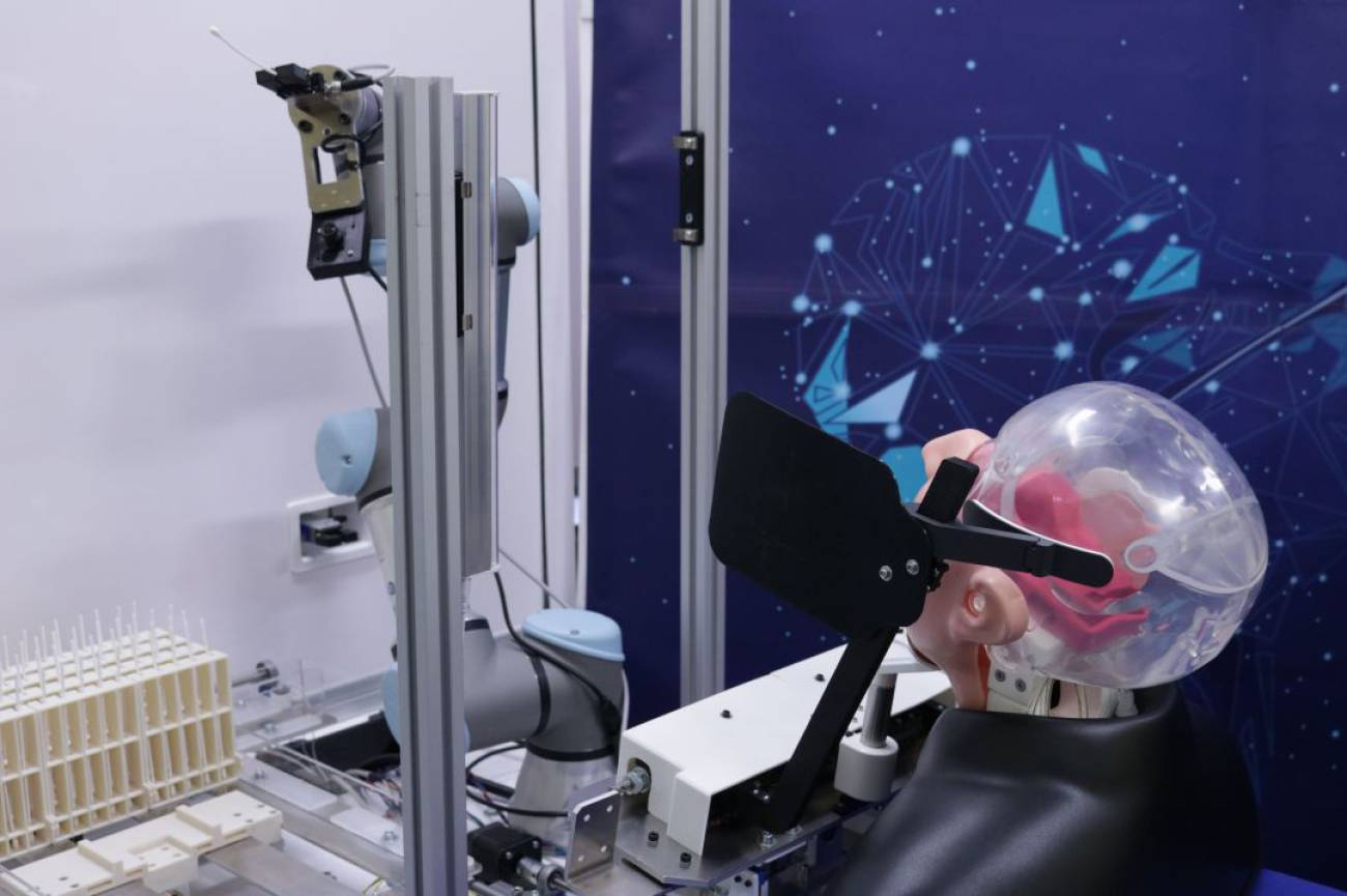 La UMH presenta un robot que toma muestras para realizar test PCR ...