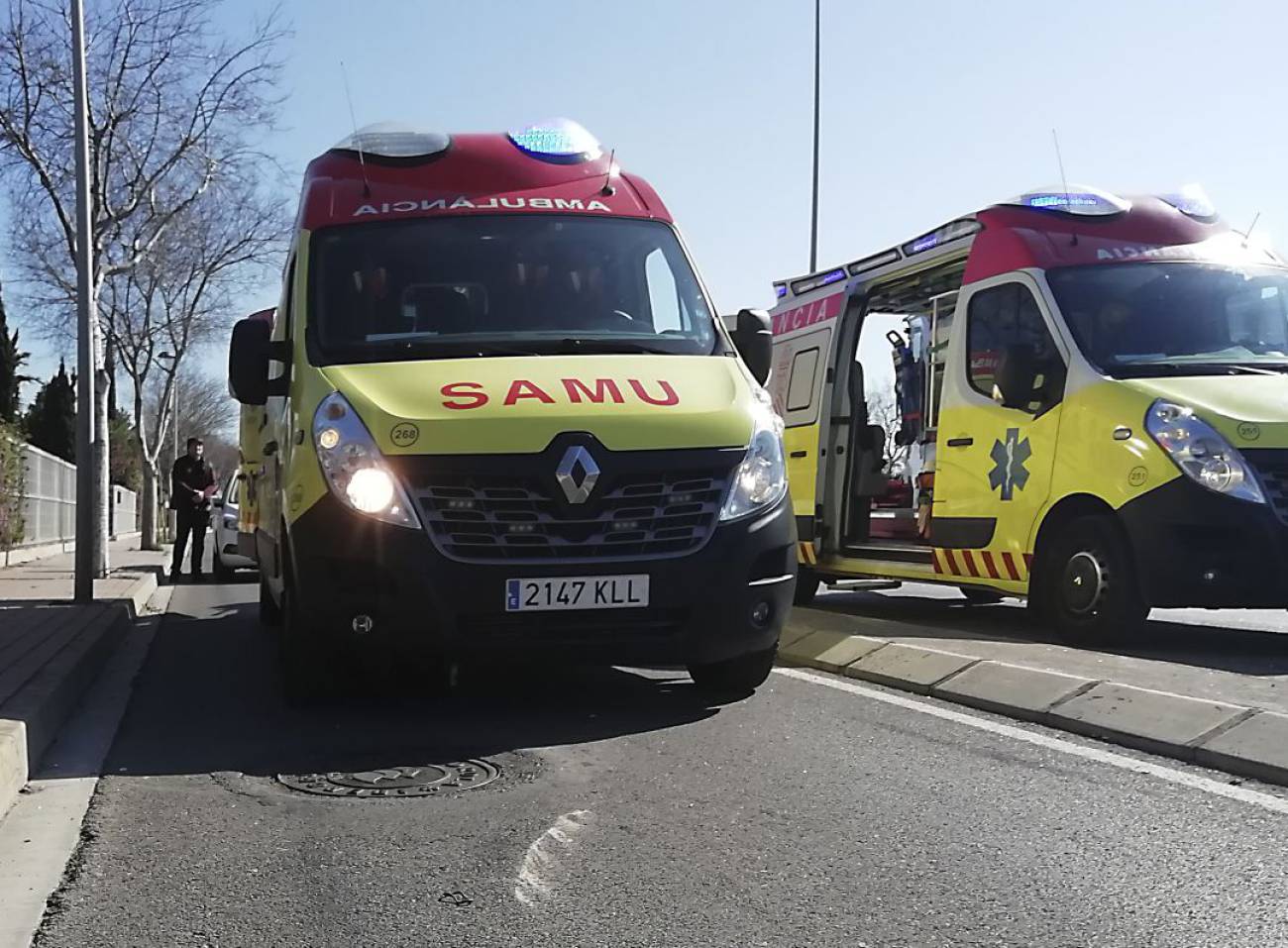 El SAMU asiste a dos heridos tras caer en un coche por un terraplén en ...