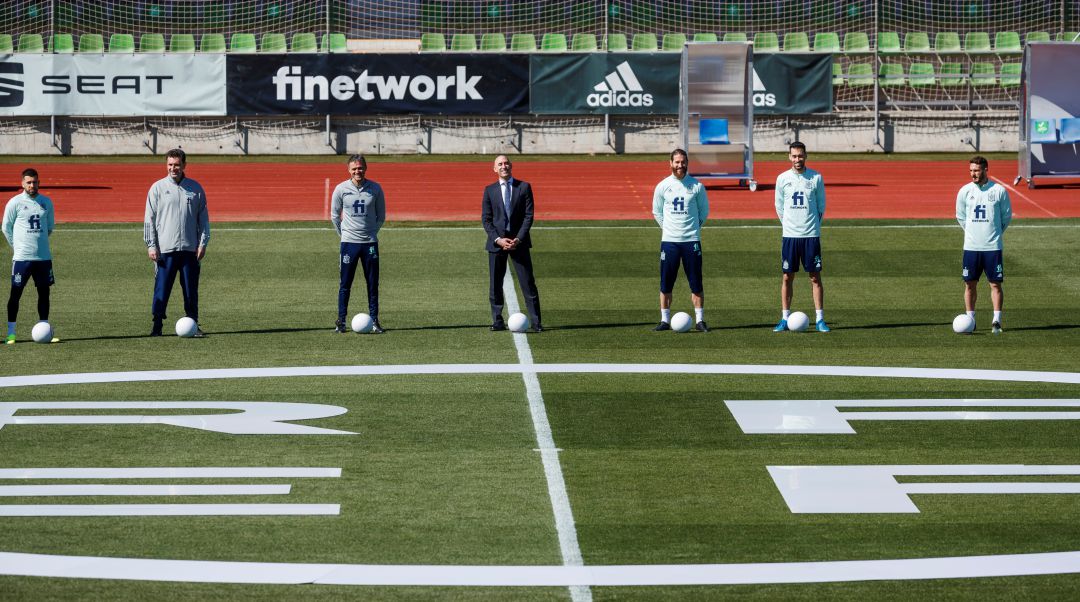División en las redes con el nuevo logo de la RFEF y el escudo de la ...