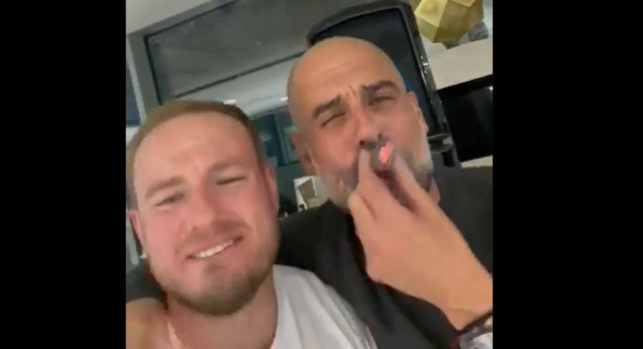 Pep Guardiola, desatado y fumando un puro en la fiesta de celebración ...
