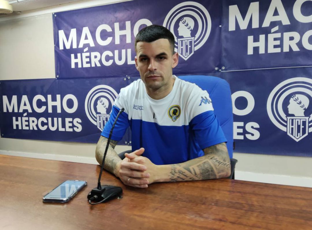 El lateral Álex Martínez continuará una temporada más en el Hércules ...